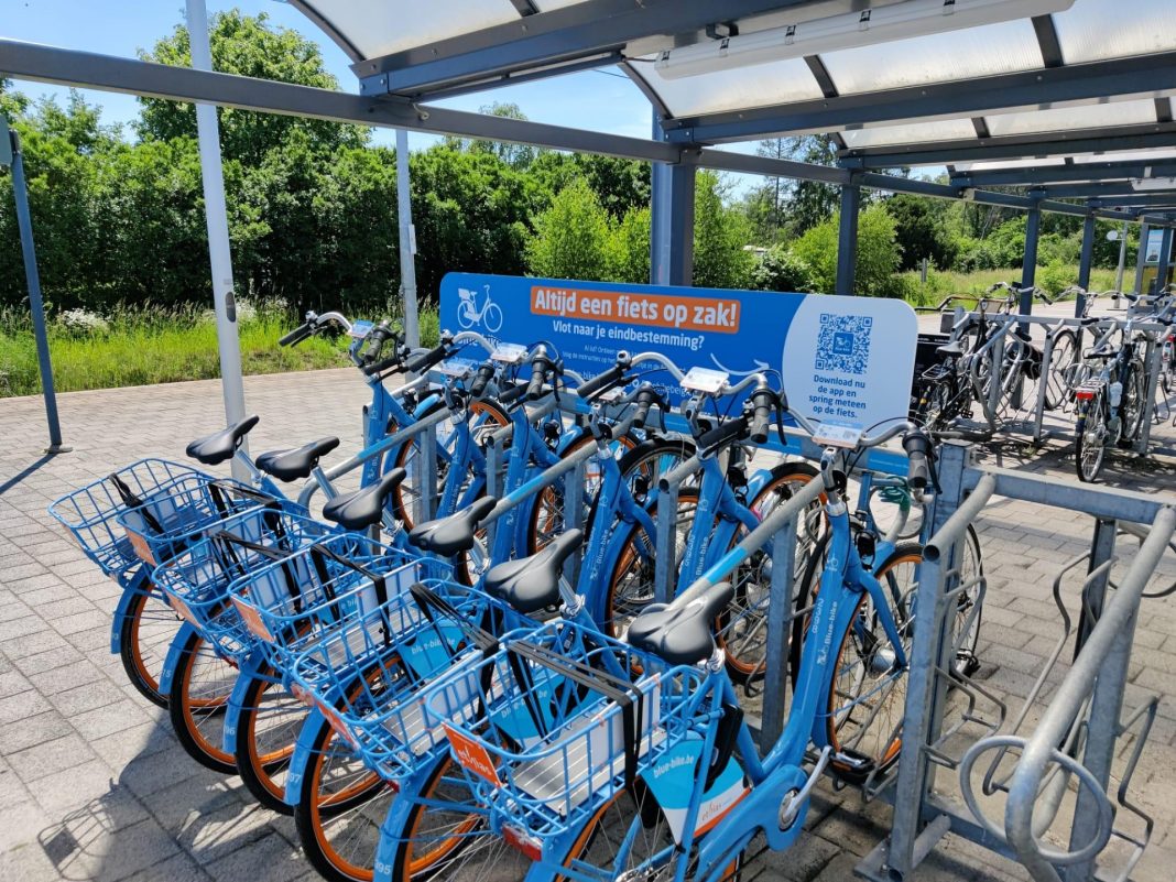 Nu ook deelfietsen van Blue-bike aan het station van Lommel - Lommel TV
